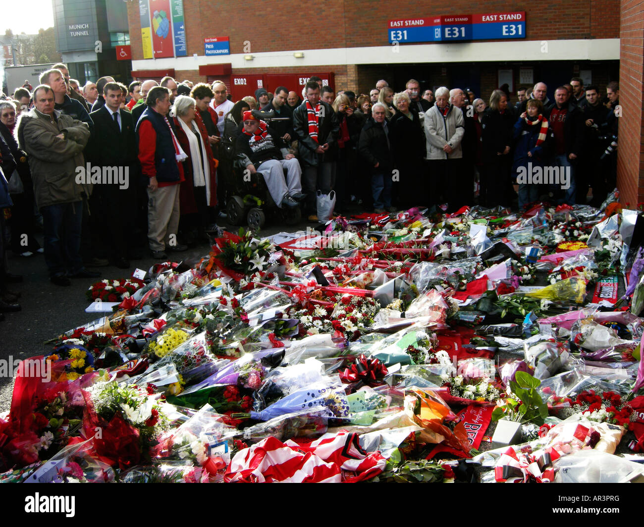 crowd at old trafford for memorial service for busby babes Stock Photo ...
