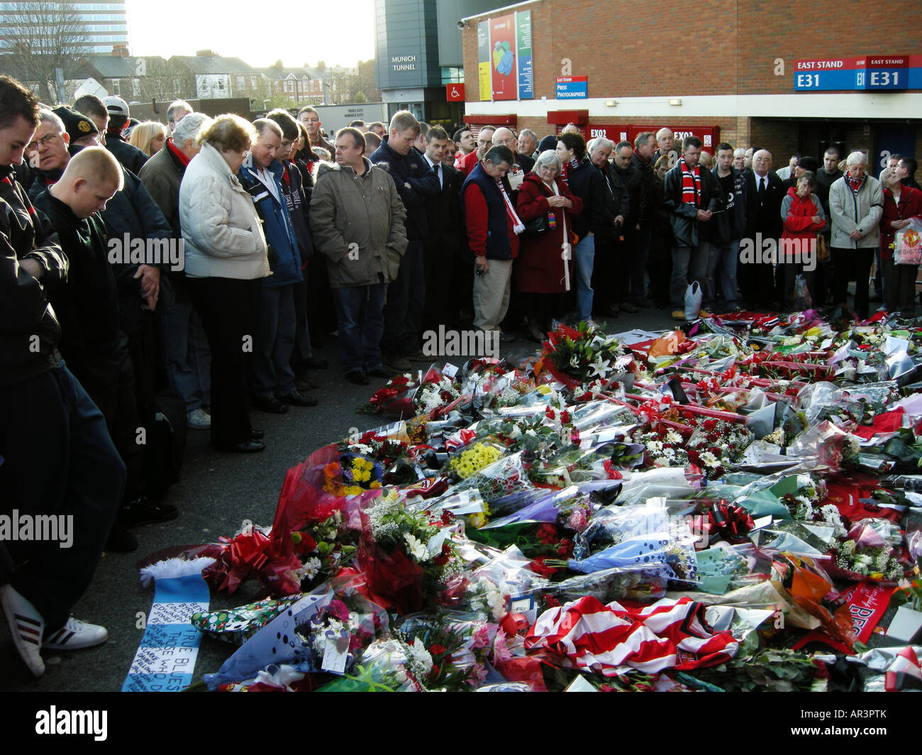 crowd at old trafford for memorial service for busby babes Stock Photo ...