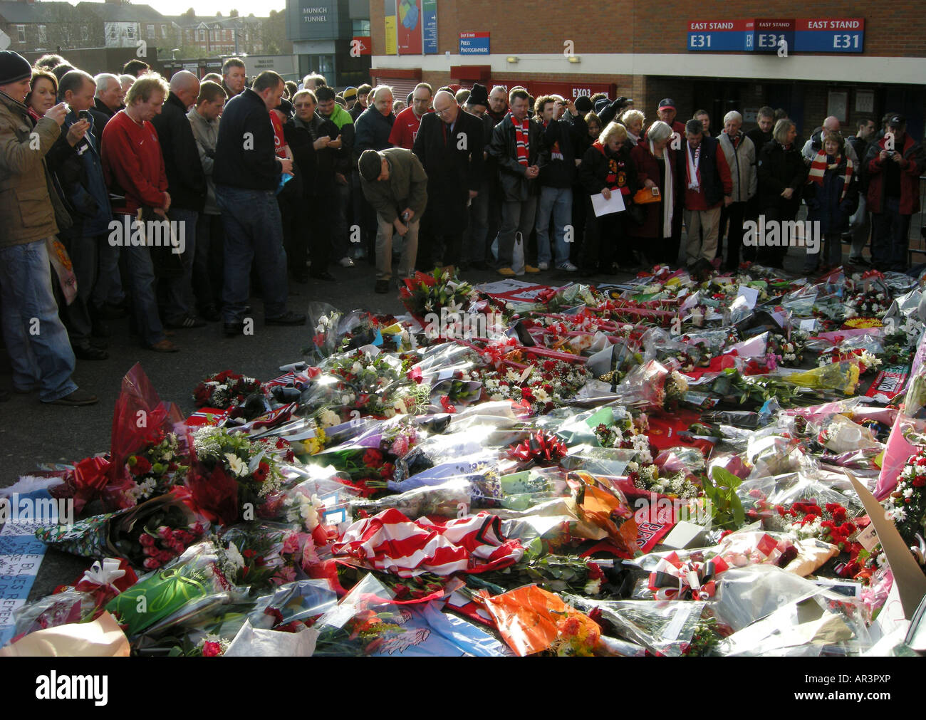 crowd at old trafford for memorial service for busby babes Stock Photo ...