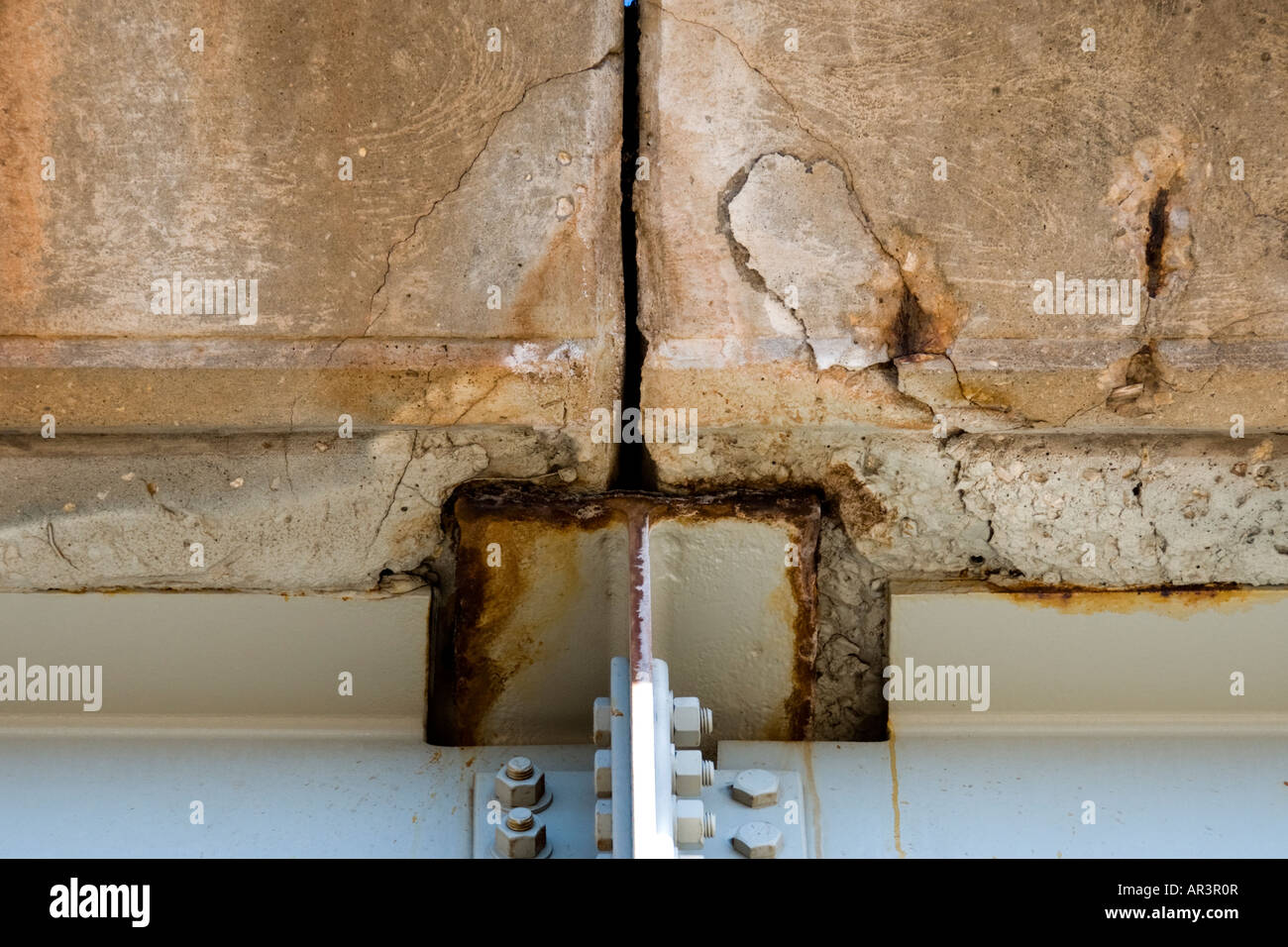 Crumbling column hi-res stock photography and images - Alamy