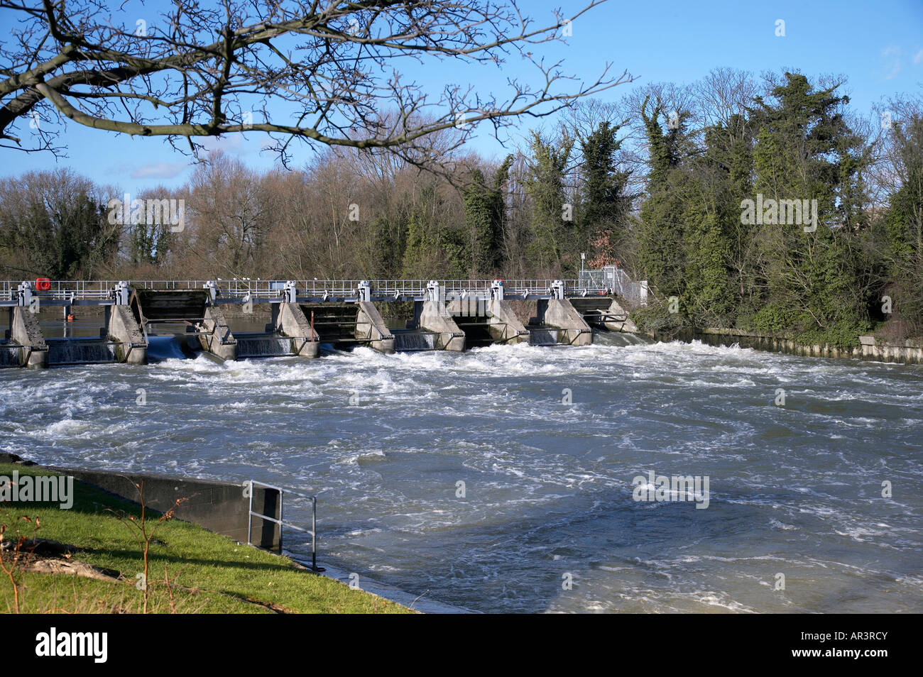 Bell Weir Lock Runnymede Surrey in Flood Stock Photo - Alamy