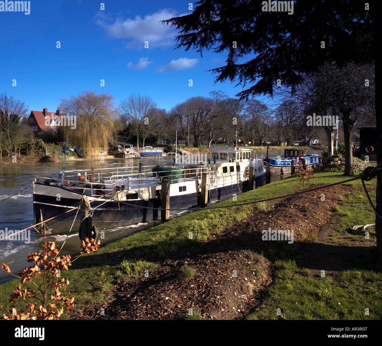 A Boat On the River Thames At Bell Weir Lock Runnymede Surrey Stock ...
