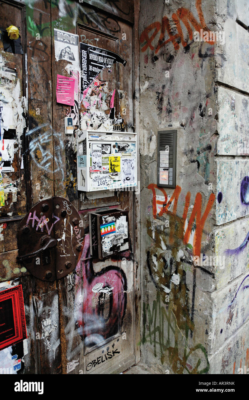 Front door with graffiti hi-res stock photography and images - Alamy