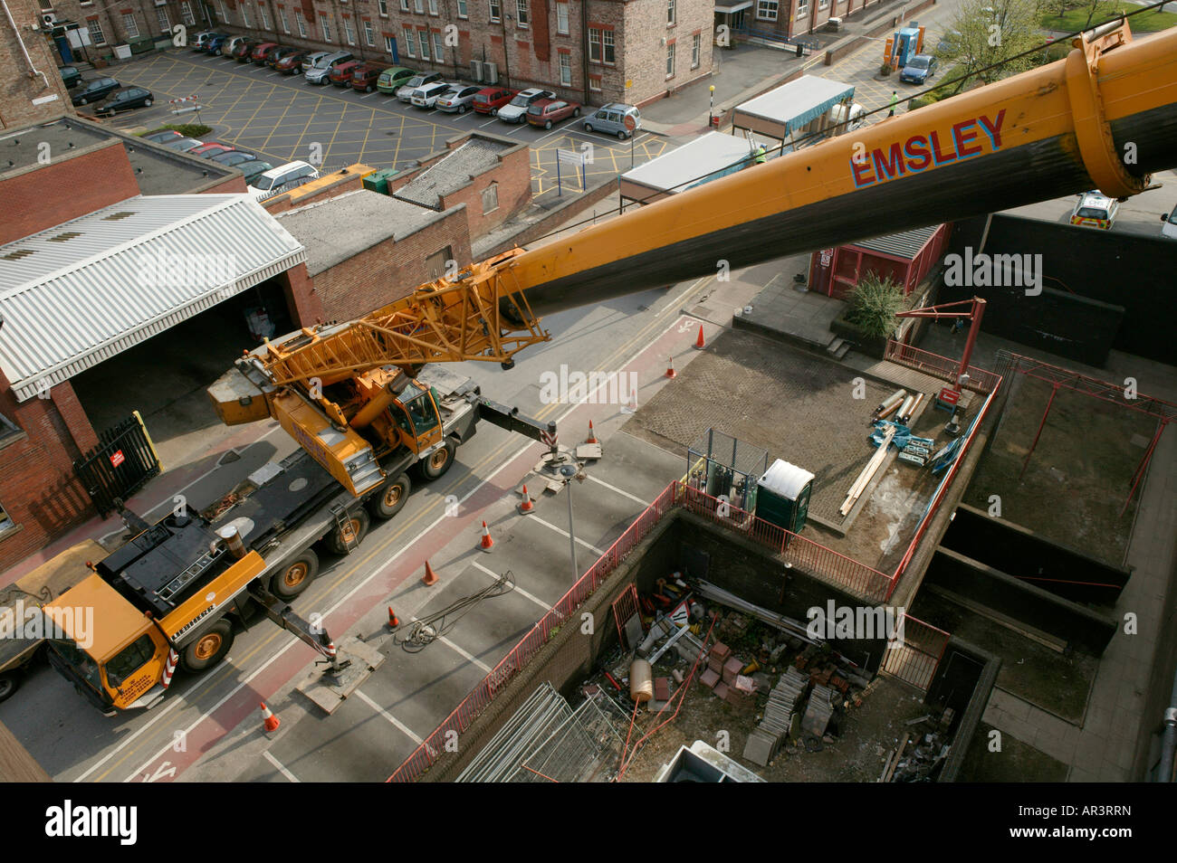 LARGE INDUSTRIAL CRANE LIFTING PORTABLE BUILDING Stock Photo - Alamy