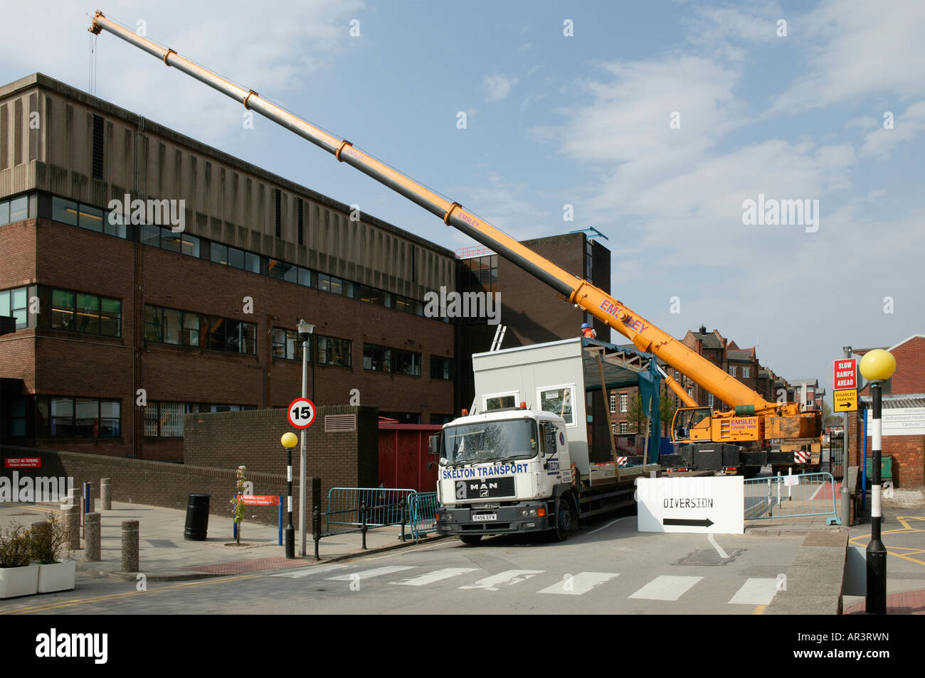 LARGE INDUSTRIAL CRANE LIFTING PORTABLE BUILDING Stock Photo - Alamy