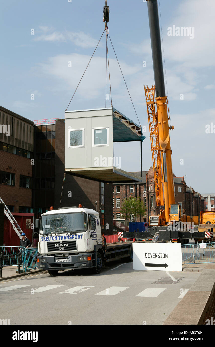 LARGE INDUSTRIAL CRANE LIFTING PORTABLE BUILDING Stock Photo - Alamy