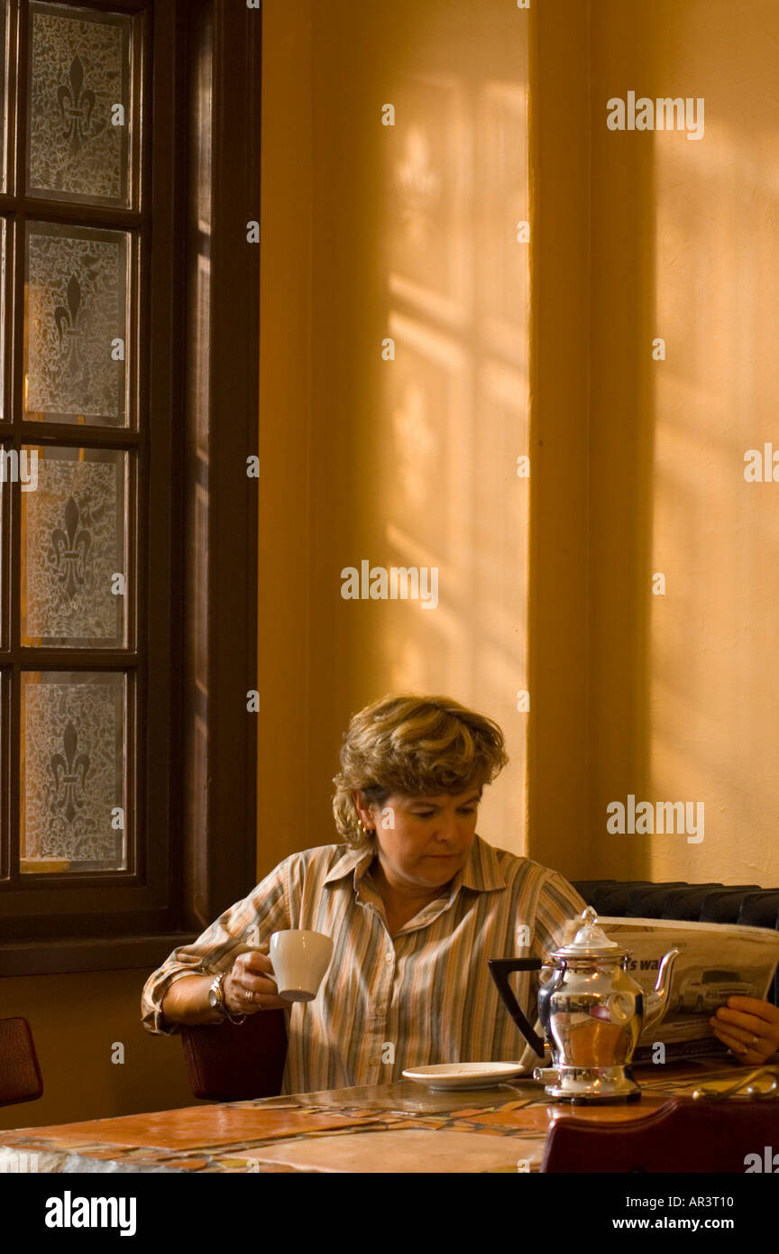 Woman sitting table reading hi-res stock photography and images - Alamy