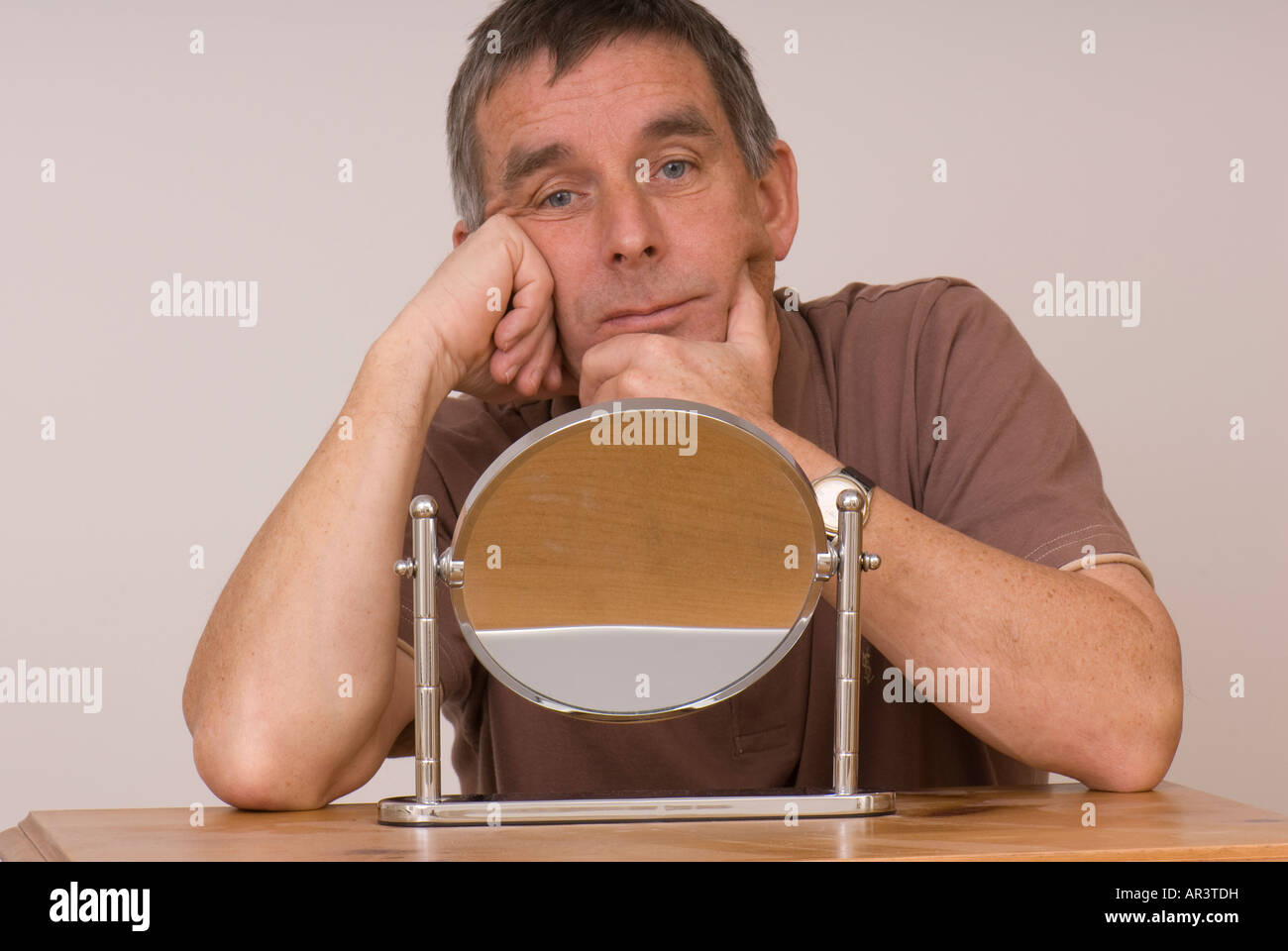 man looking into mirror Stock Photo - Alamy