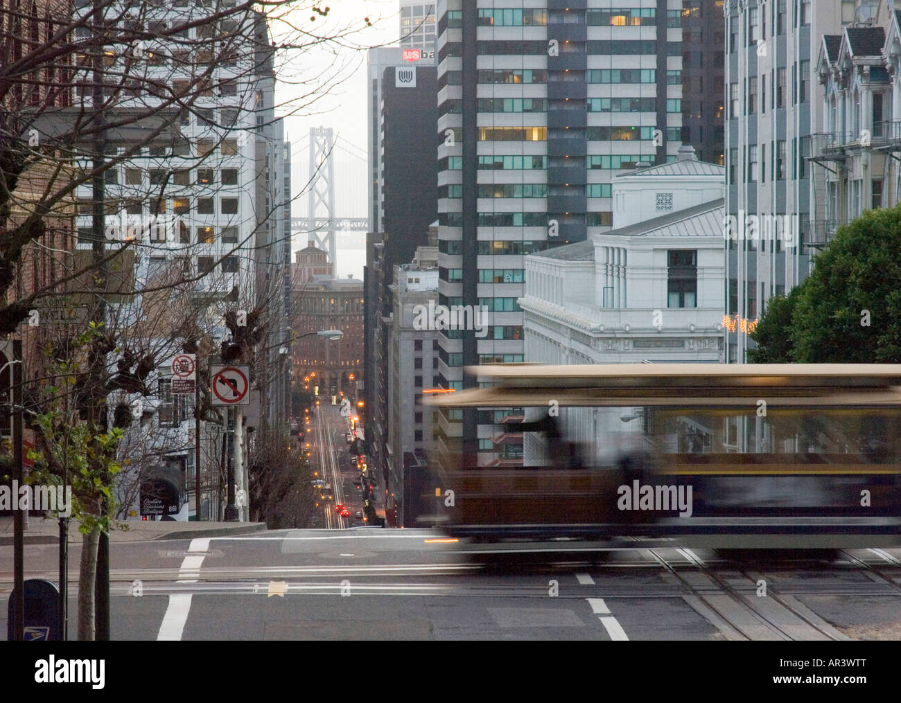A cable car crosses California Street at in San Francisco Stock Photo ...