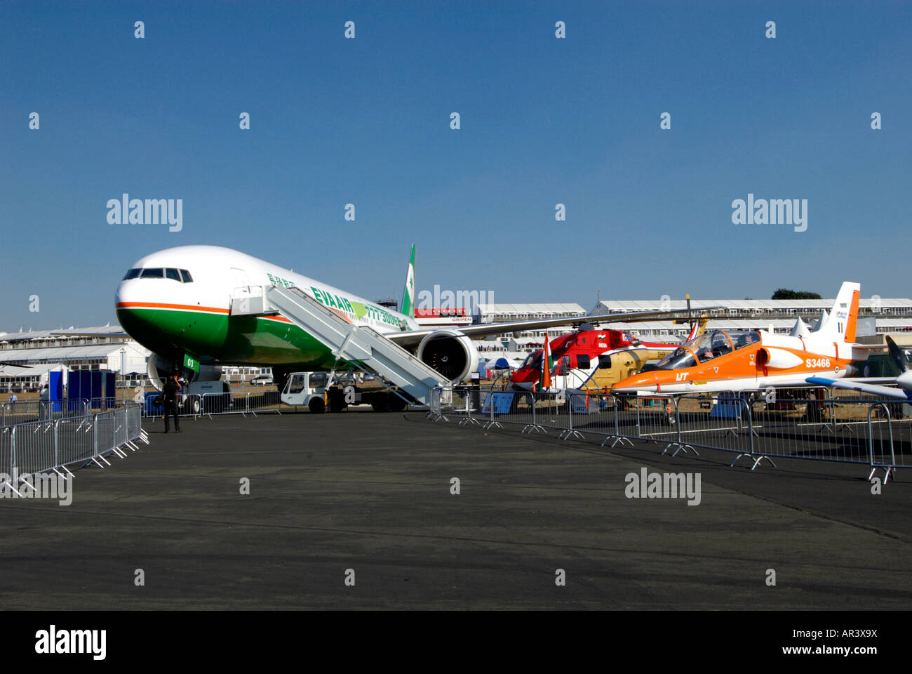 Boeing 777-300 green and white livery Farnborough Air Show 2006 EVA AIR ...