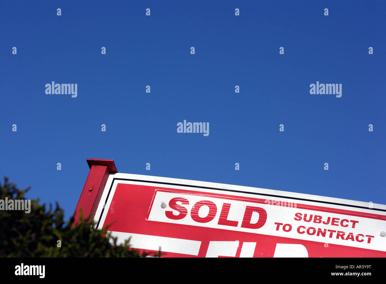 Sold subject to contract sign hi-res stock photography and images - Alamy