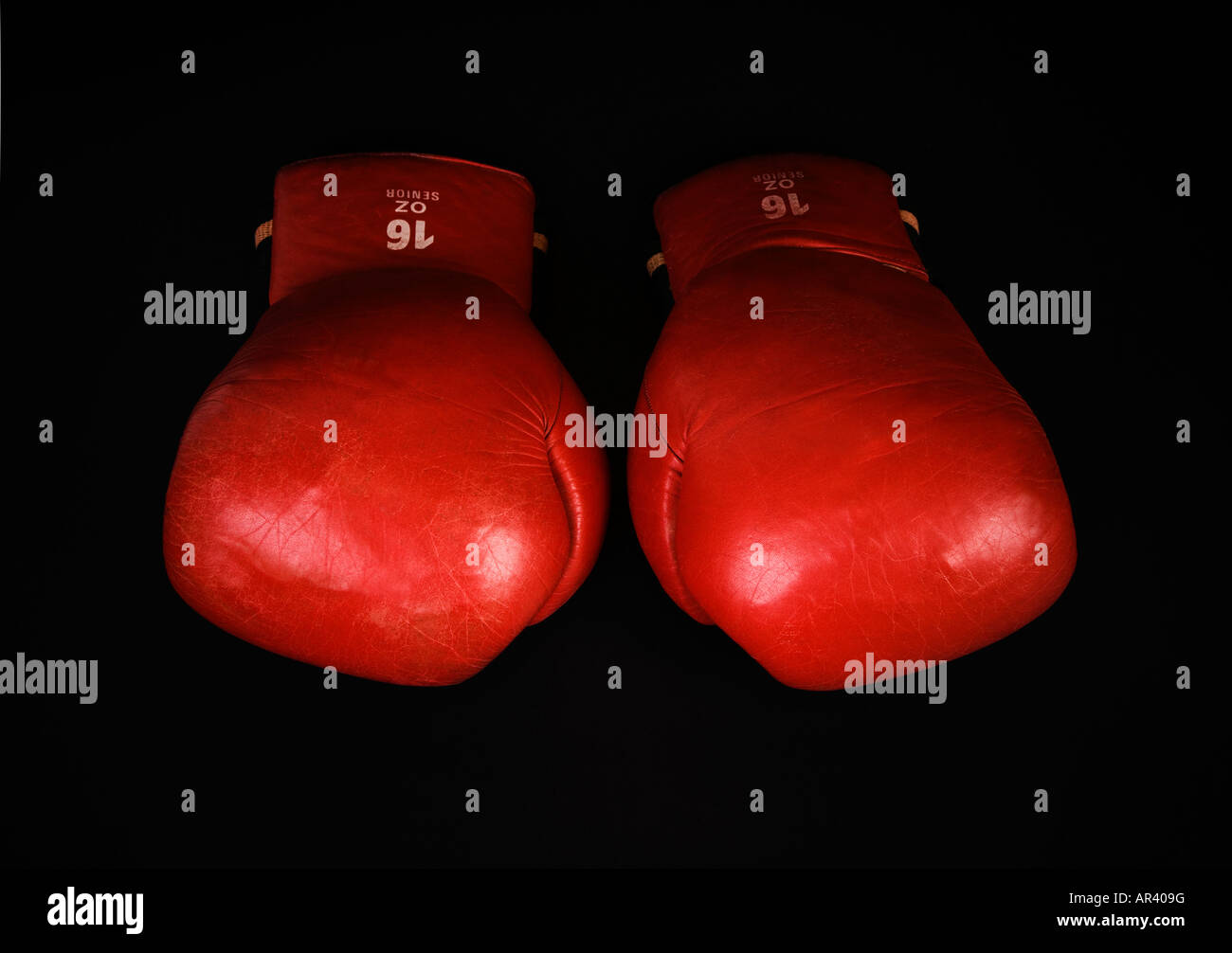 Old boxing gloves leather punching hi-res stock photography and images ...