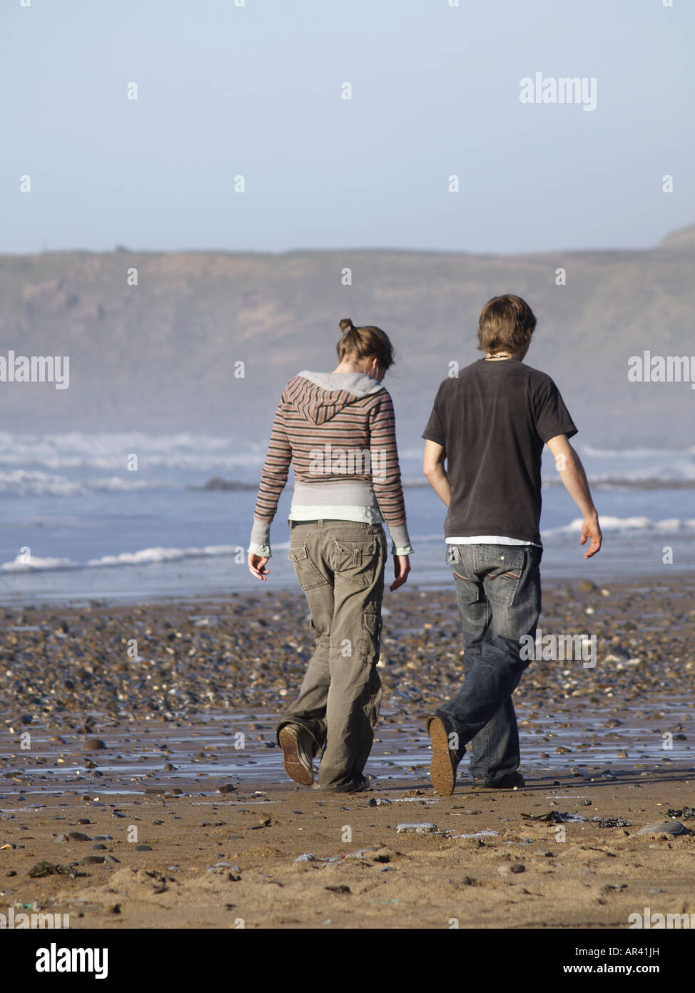 Couple walking along beach shore hi-res stock photography and images ...