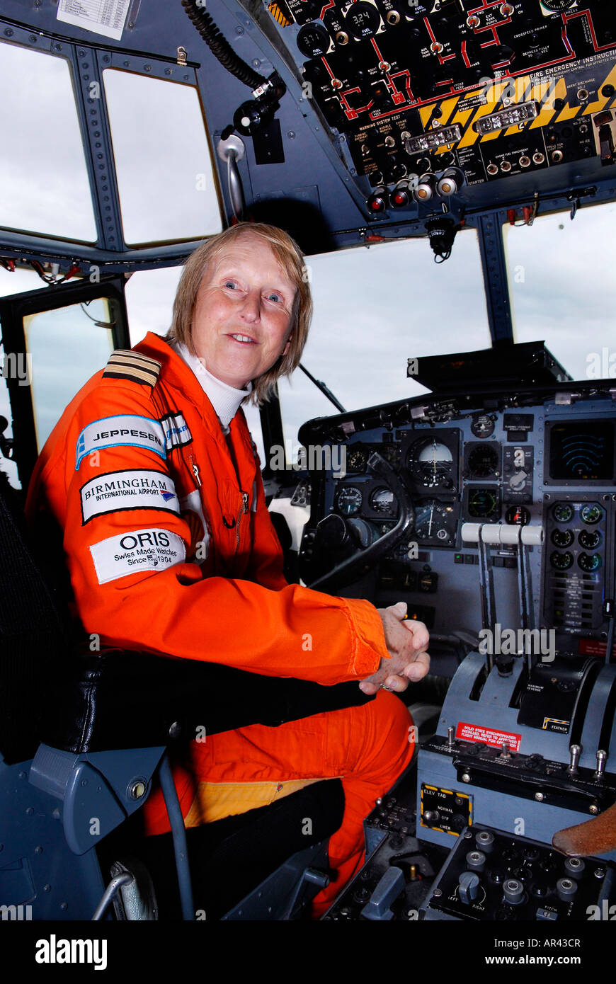 raf lyneham wiltshire aviatrix polly vacher lands at raf lyneham in her ...