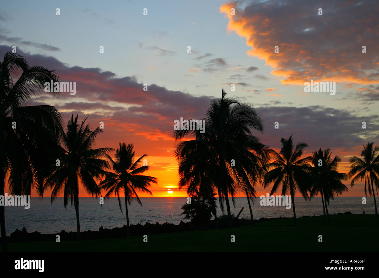 Big sun setting sunset hi-res stock photography and images - Alamy