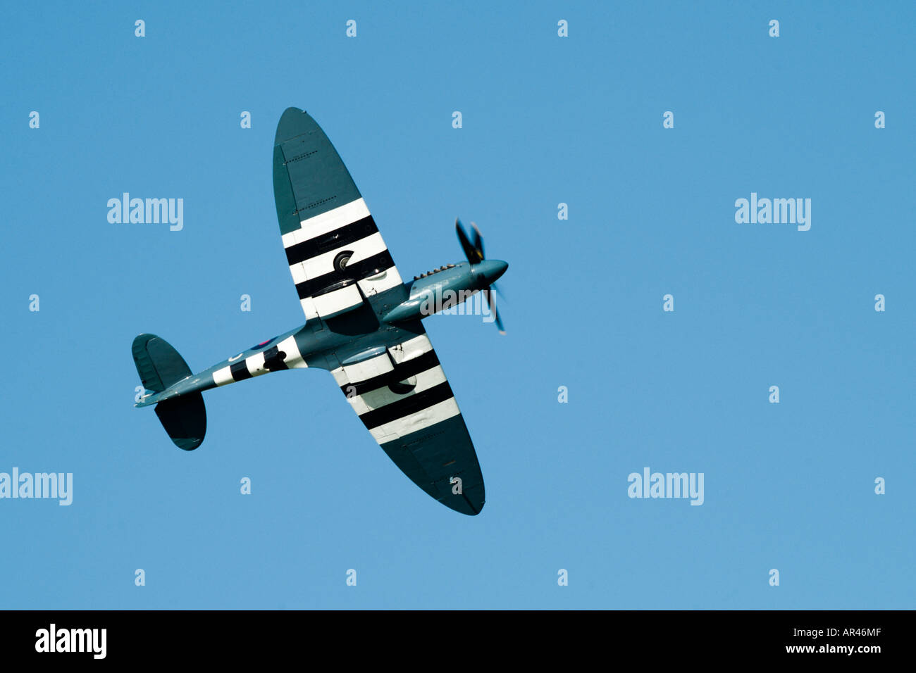 Spitfire invasion stripes hi-res stock photography and images - Alamy