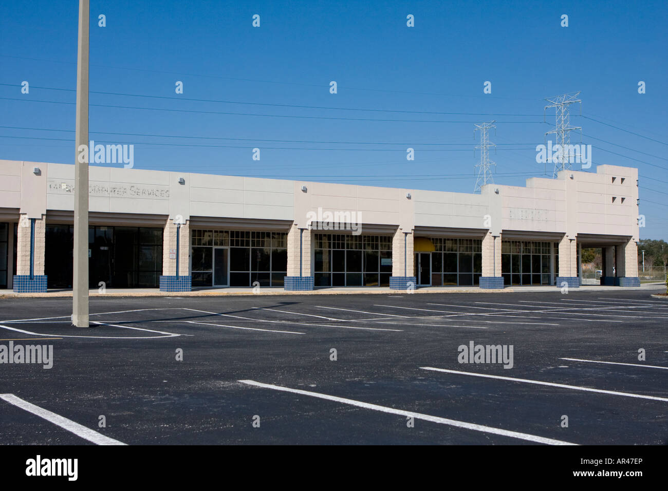 Empty storefronts hi-res stock photography and images - Alamy