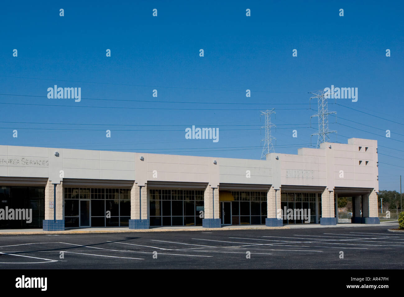 Empty store front hi-res stock photography and images - Alamy