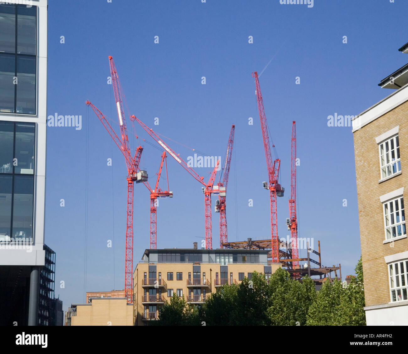 London building cranes hi-res stock photography and images - Alamy