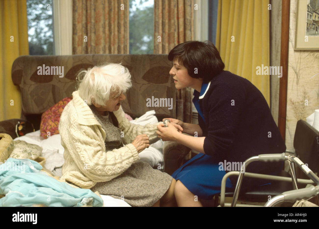 district nurse caring for elderly woman at home NHS Stock Photo - Alamy