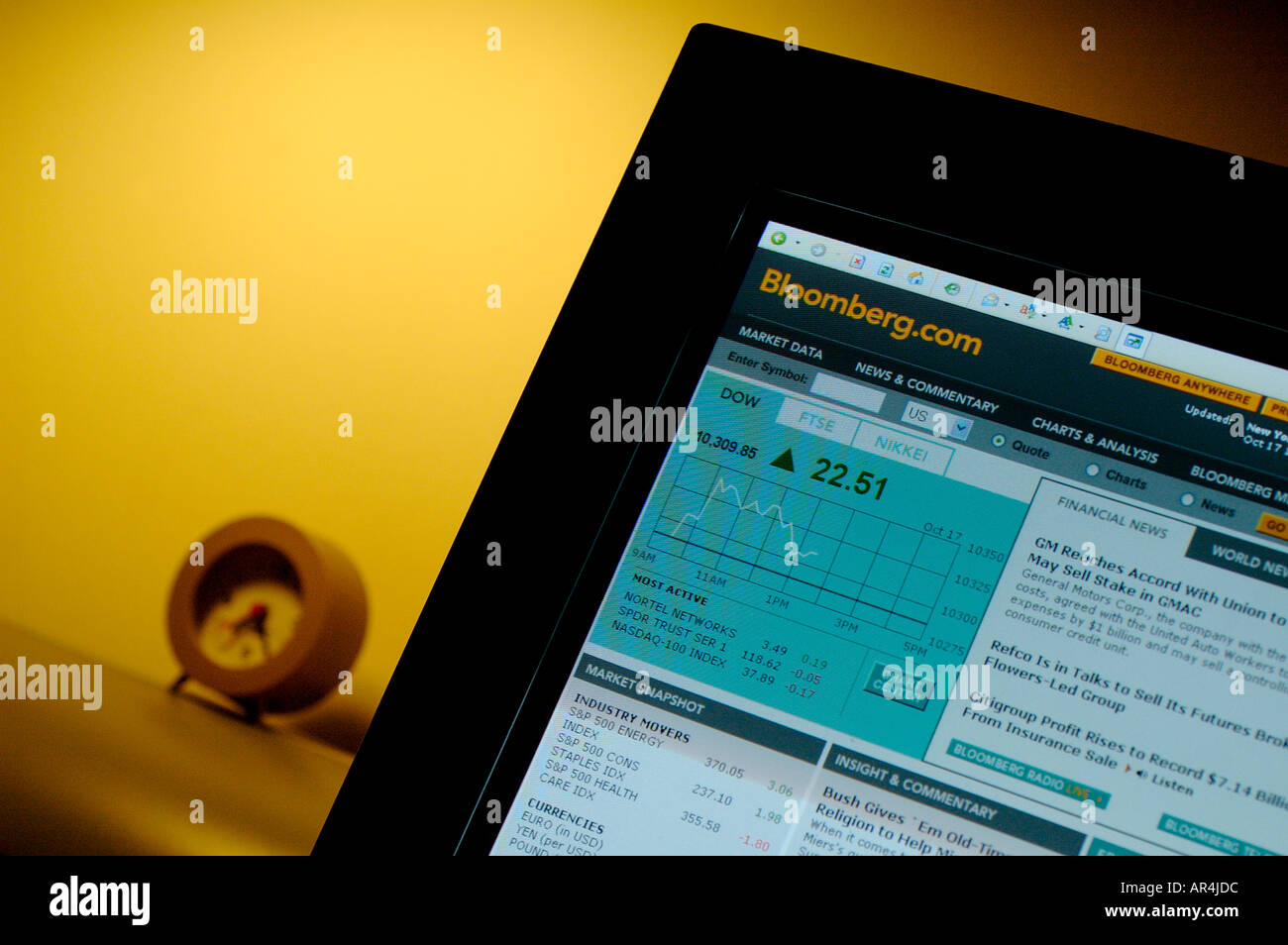 Monitor bloomberg hi-res stock photography and images - Alamy