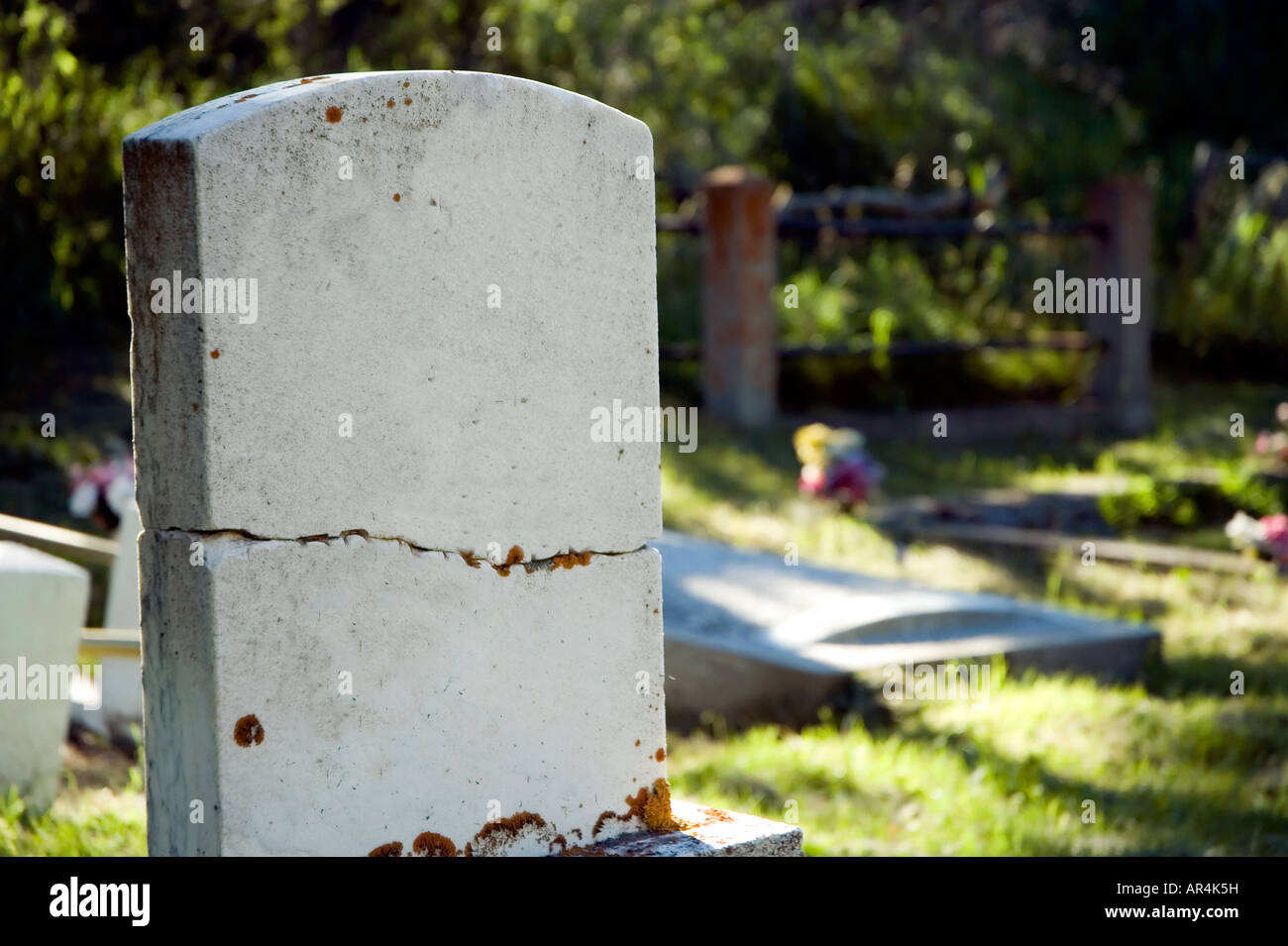 Cracked headstone hi-res stock photography and images - Alamy