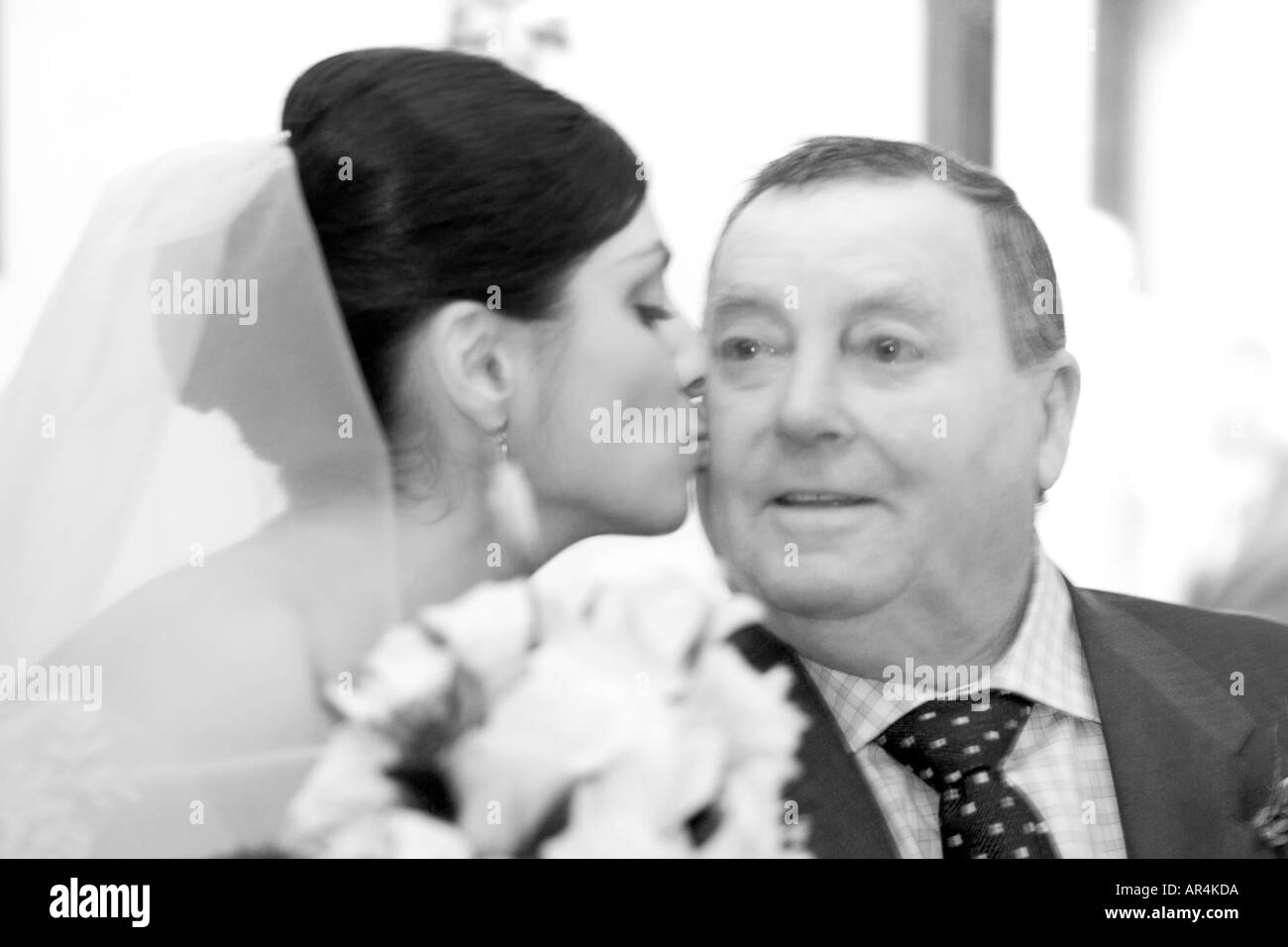 Bride kissing her father on her wedding day Stock Photo - Alamy