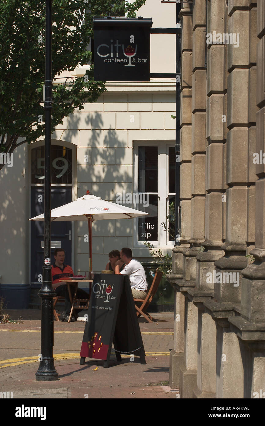 People outdoor cafe cardiff bay hi-res stock photography and images - Alamy