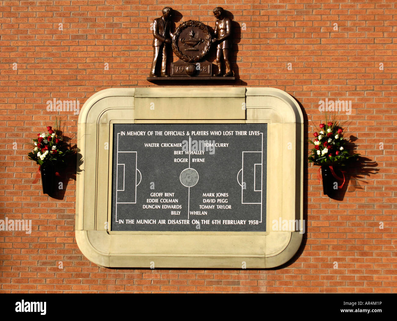 memorial to busby babes Stock Photo - Alamy