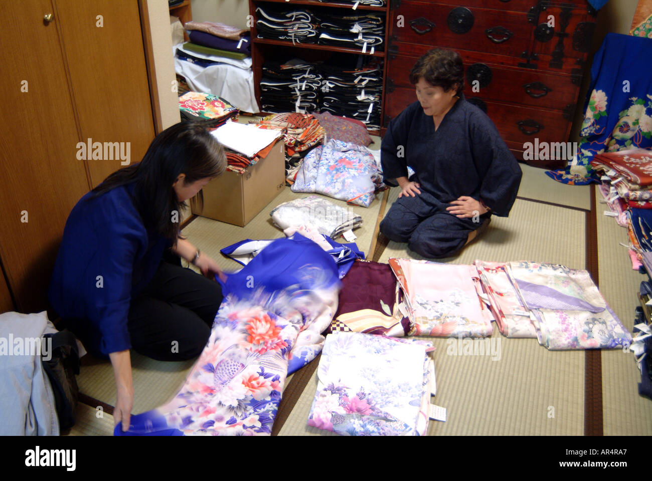 Kimono shop Kyoto Japan Stock Photo - Alamy