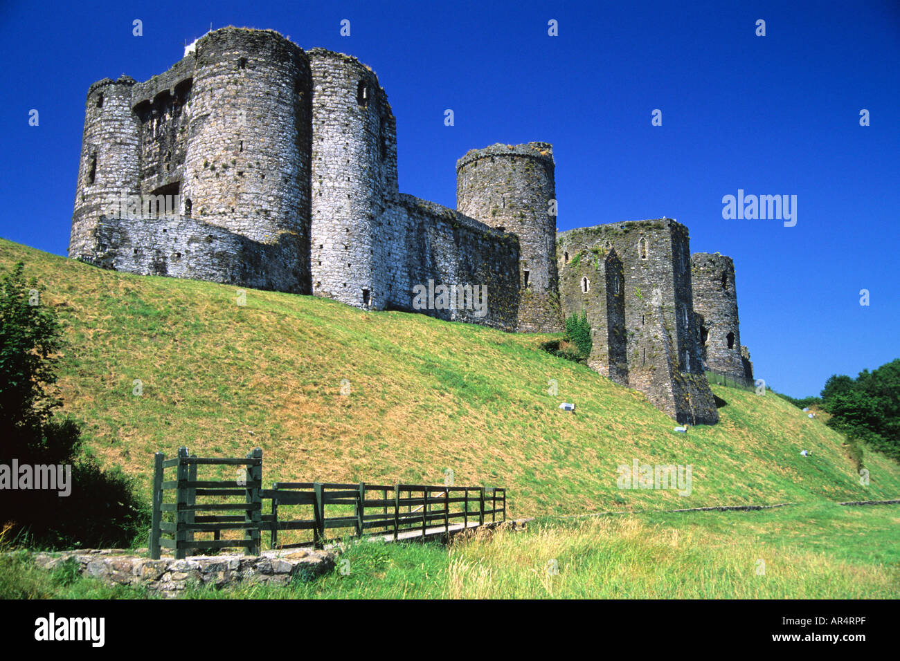 Castles of wales kidwelly castle hi-res stock photography and images ...