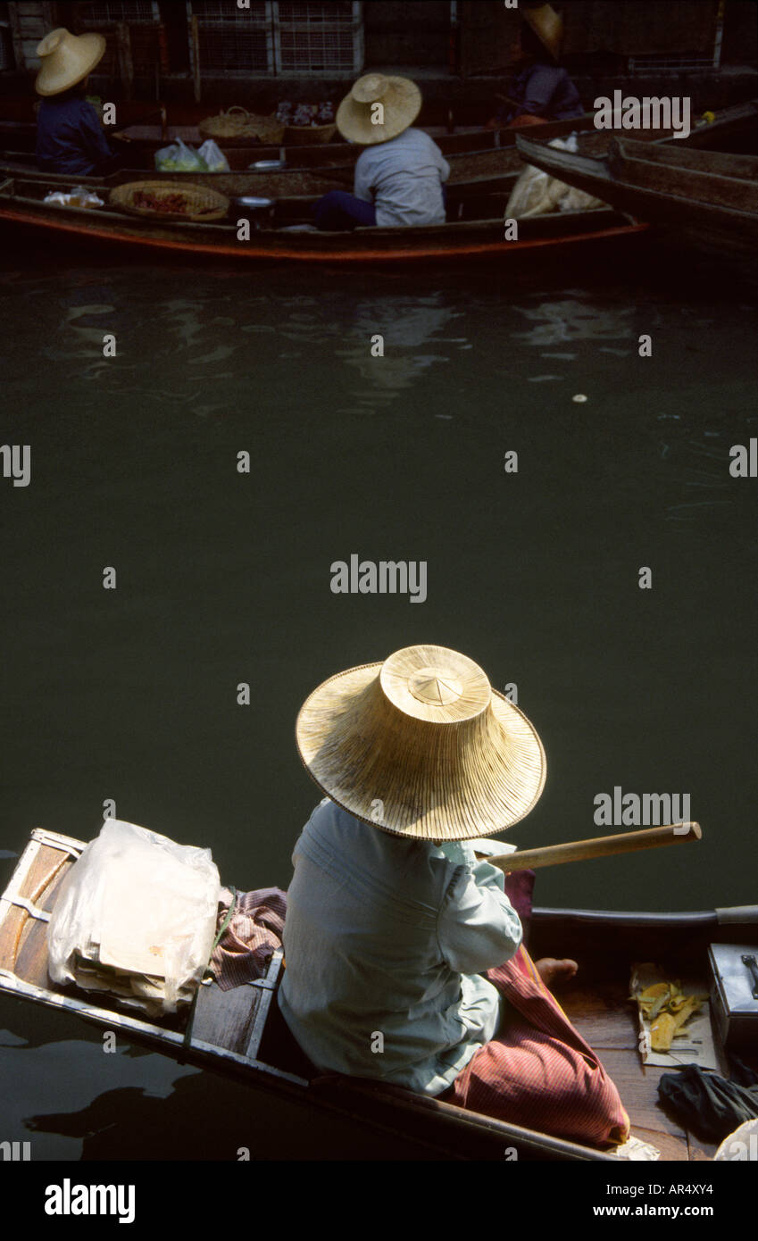 Boats and traders wearing traditional hats at Damnoen Saduak Floating ...