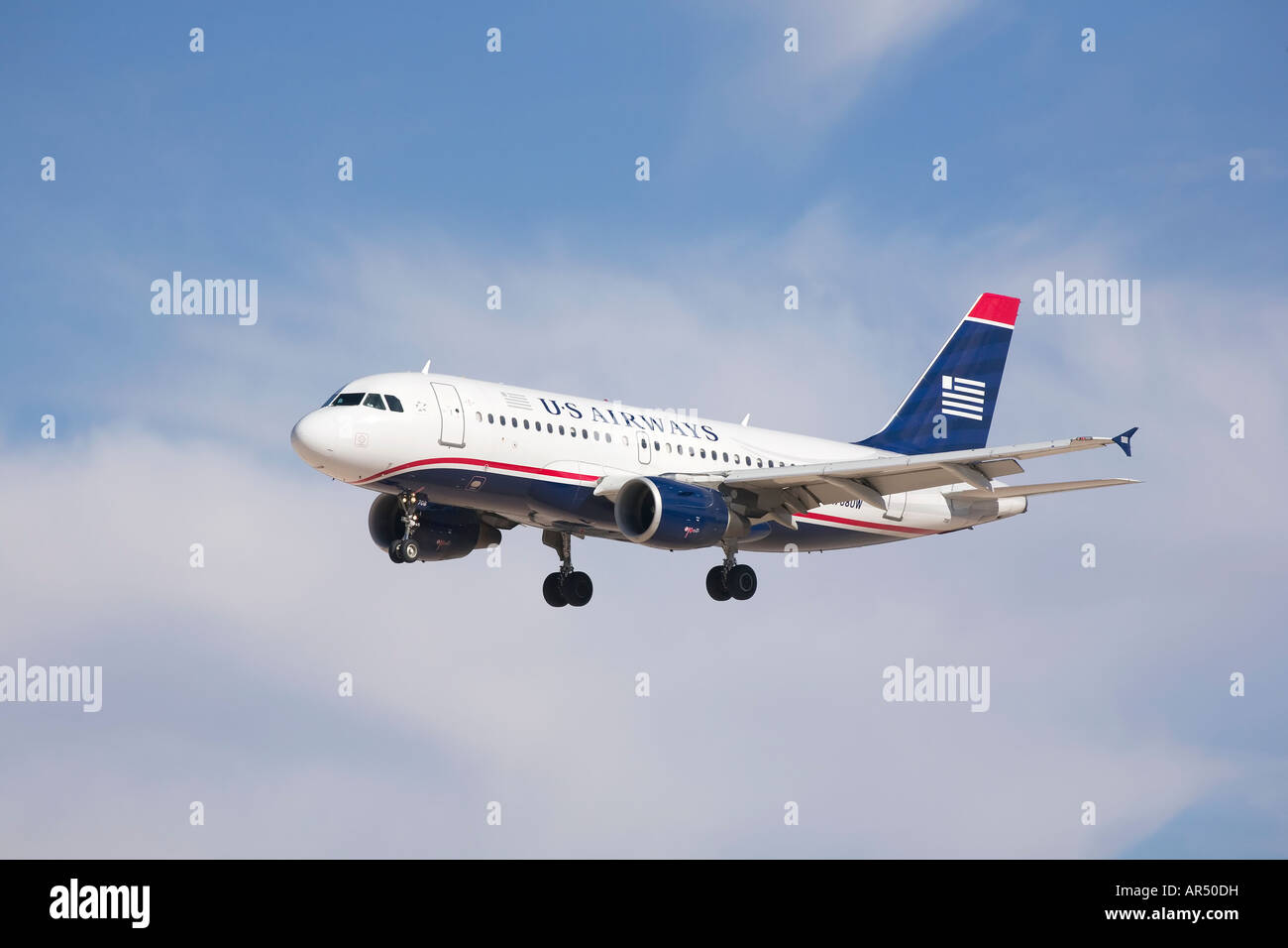 An Airbus A319 A320 of US Airways on final approach Stock Photo - Alamy