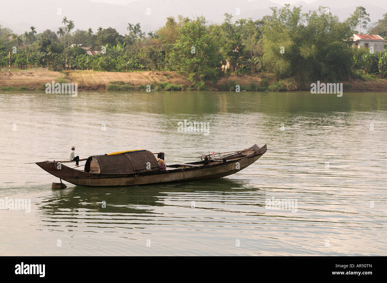 Sampan boat vietnam hi-res stock photography and images - Alamy