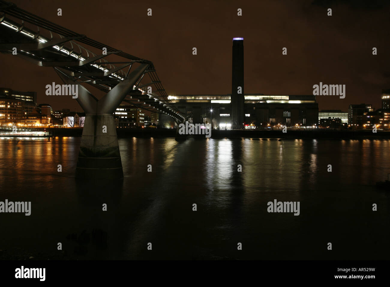 Millennium bridge tate modern night hi-res stock photography and images ...