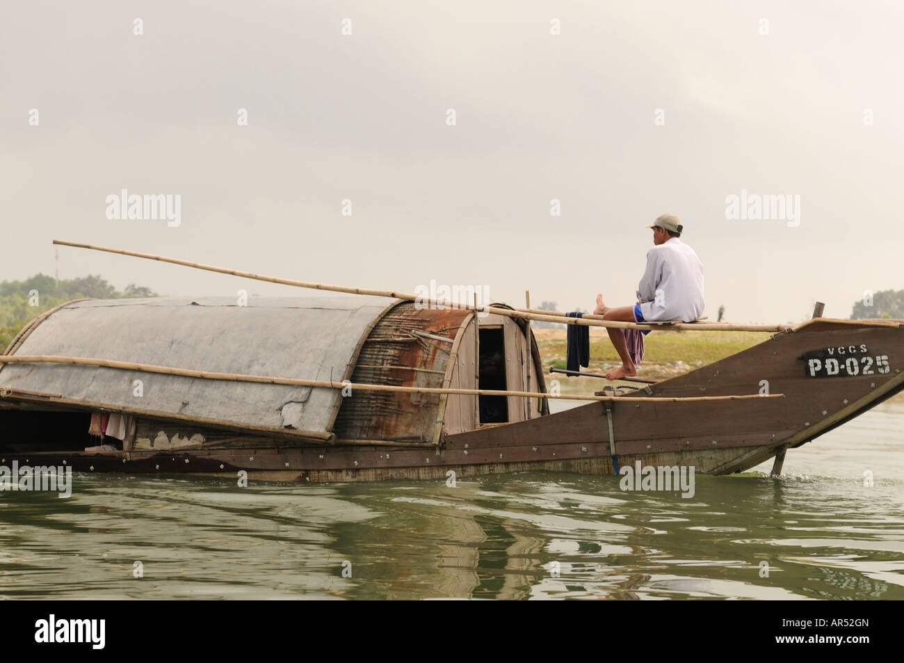 Sampan tour boat hi-res stock photography and images - Alamy
