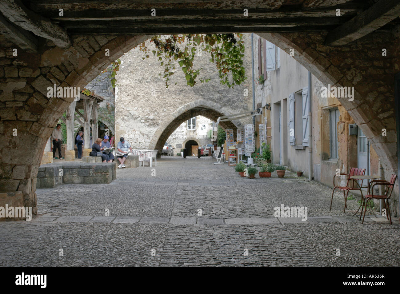 Monpazier arched medieval buildings Stock Photo - Alamy