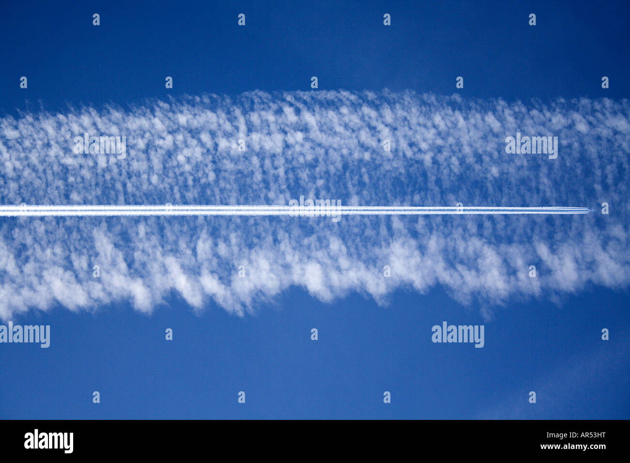 Aviation trails hi-res stock photography and images - Alamy