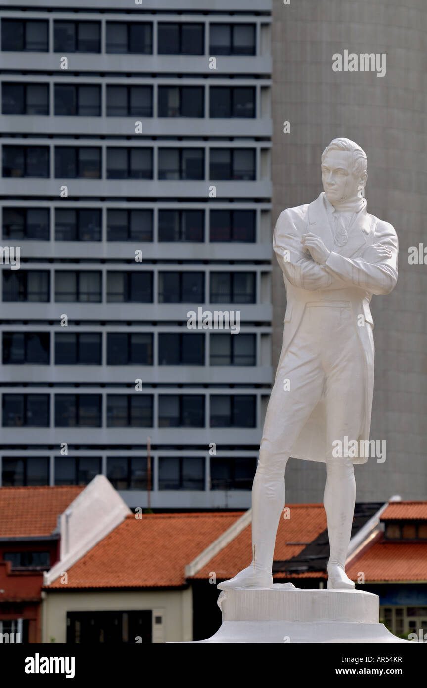 Statue of Sir Stamford Raffles, the founder of Singapore in 1819 Stock Photo - Alamy