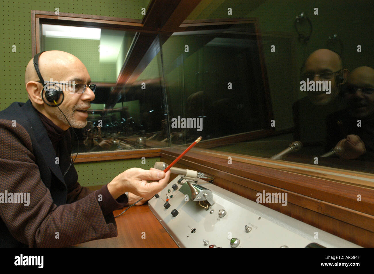 Interpreting booth hi-res stock photography and images - Alamy