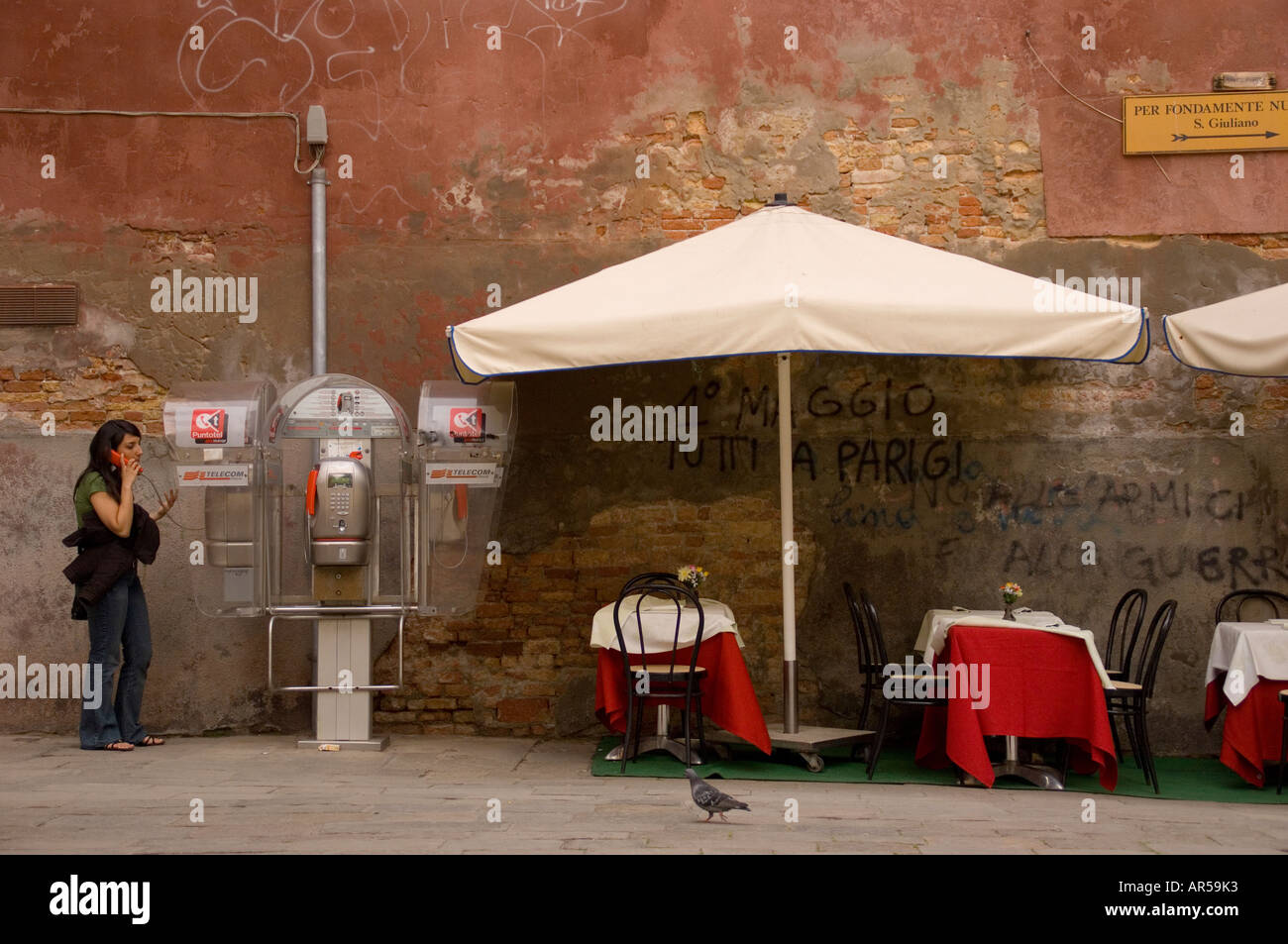 Table at an outdoor cafe in Venice, Italy Stock Photo - Alamy