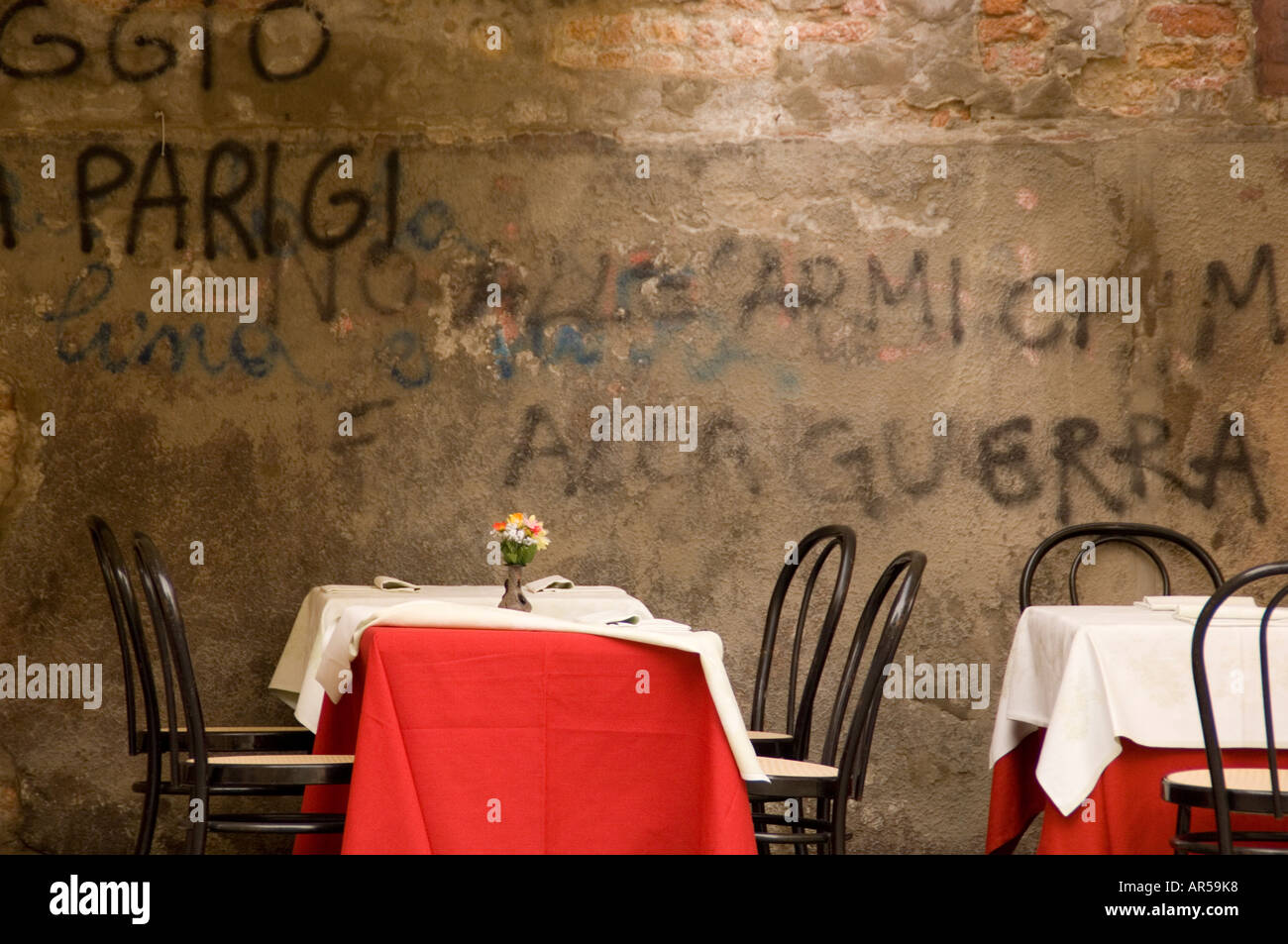 Table at an outdoor cafe in Venice, Italy Stock Photo - Alamy