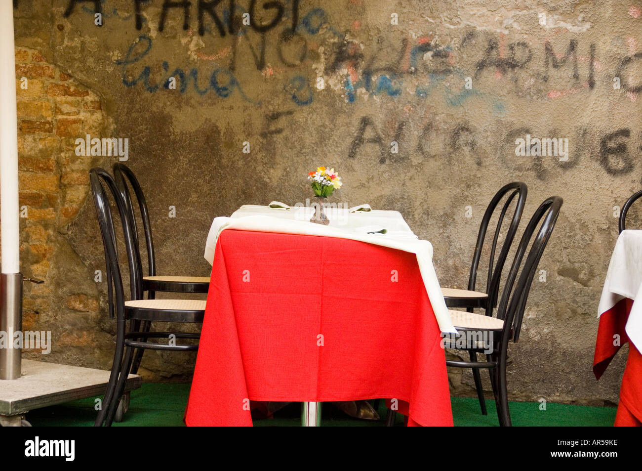 Table at an outdoor cafe in Venice, Italy Stock Photo - Alamy