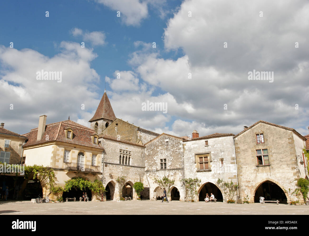 Monpazier town square Stock Photo - Alamy