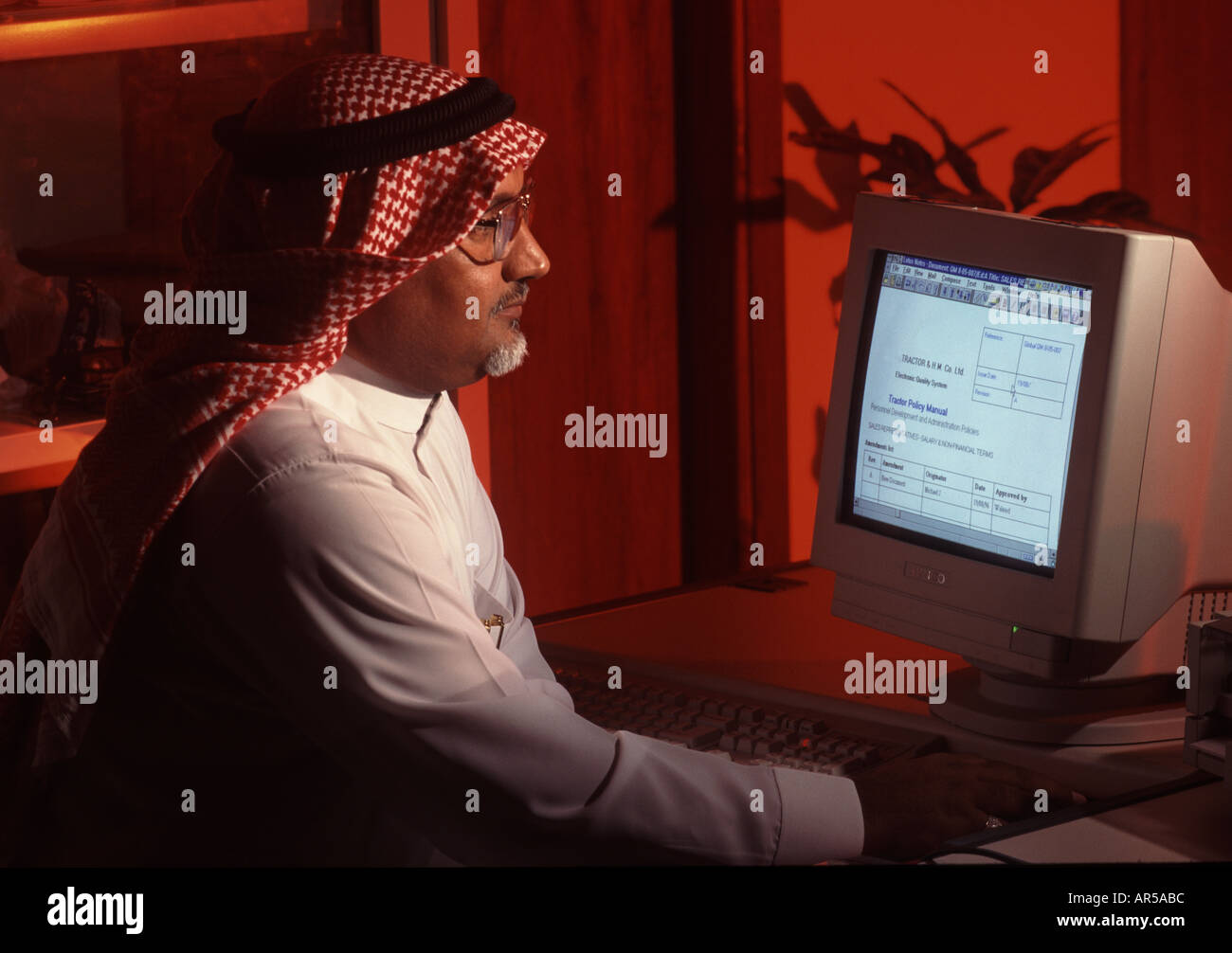Saudi arab man computer office hi-res stock photography and images - Alamy