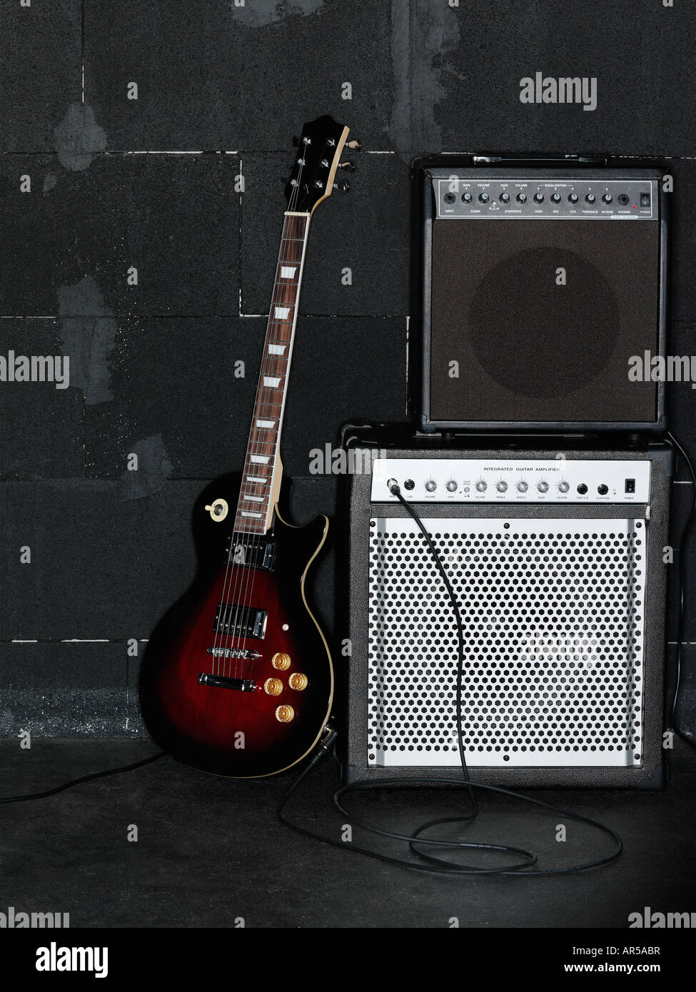 E guitar and amplifier hi-res stock photography and images - Alamy