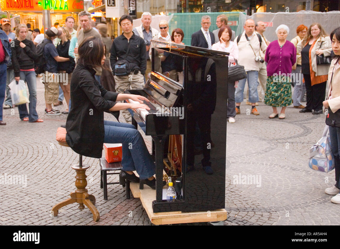 Vienna austria street musicians hi-res stock photography and images - Alamy