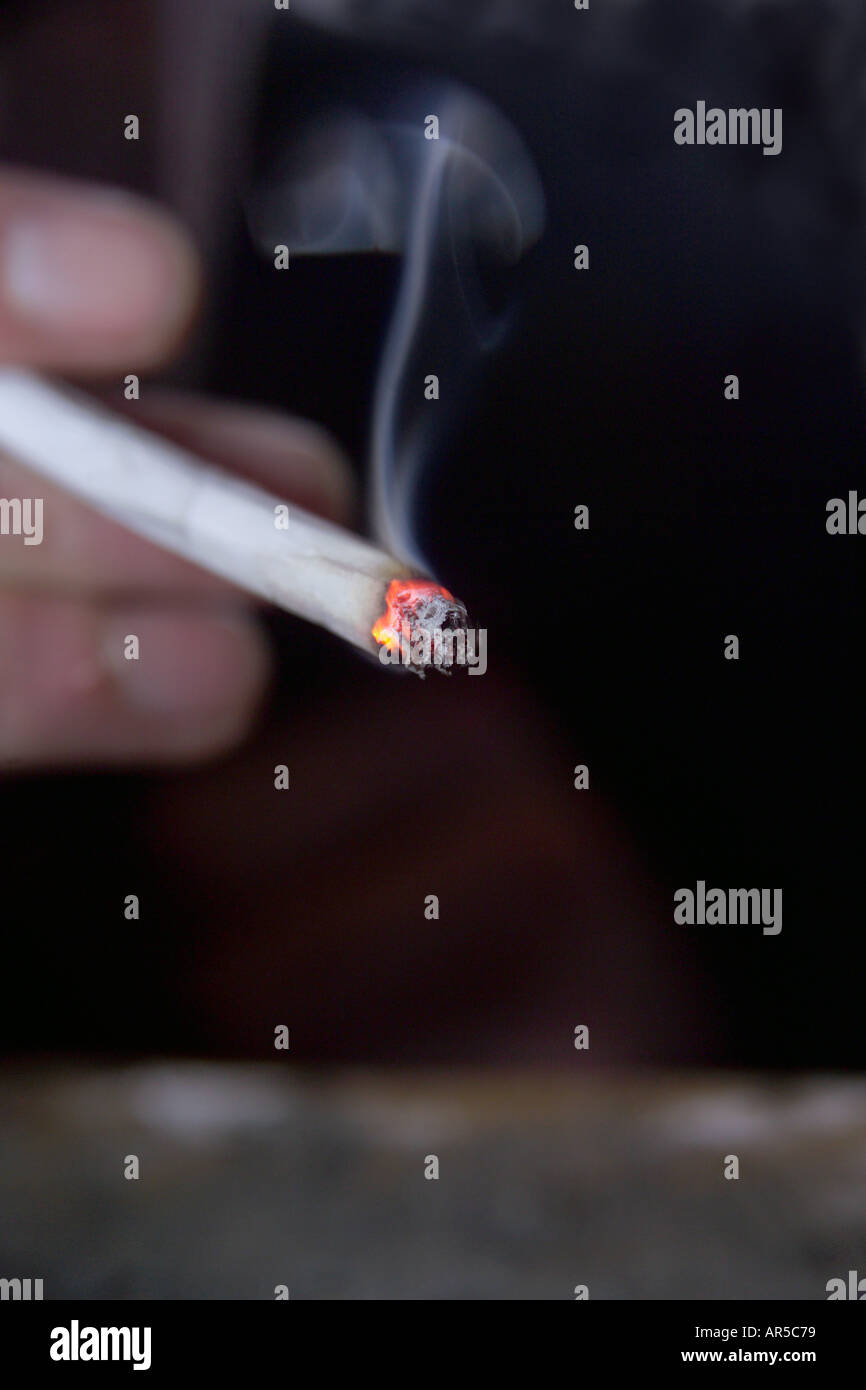 Light a spliff hi-res stock photography and images - Alamy