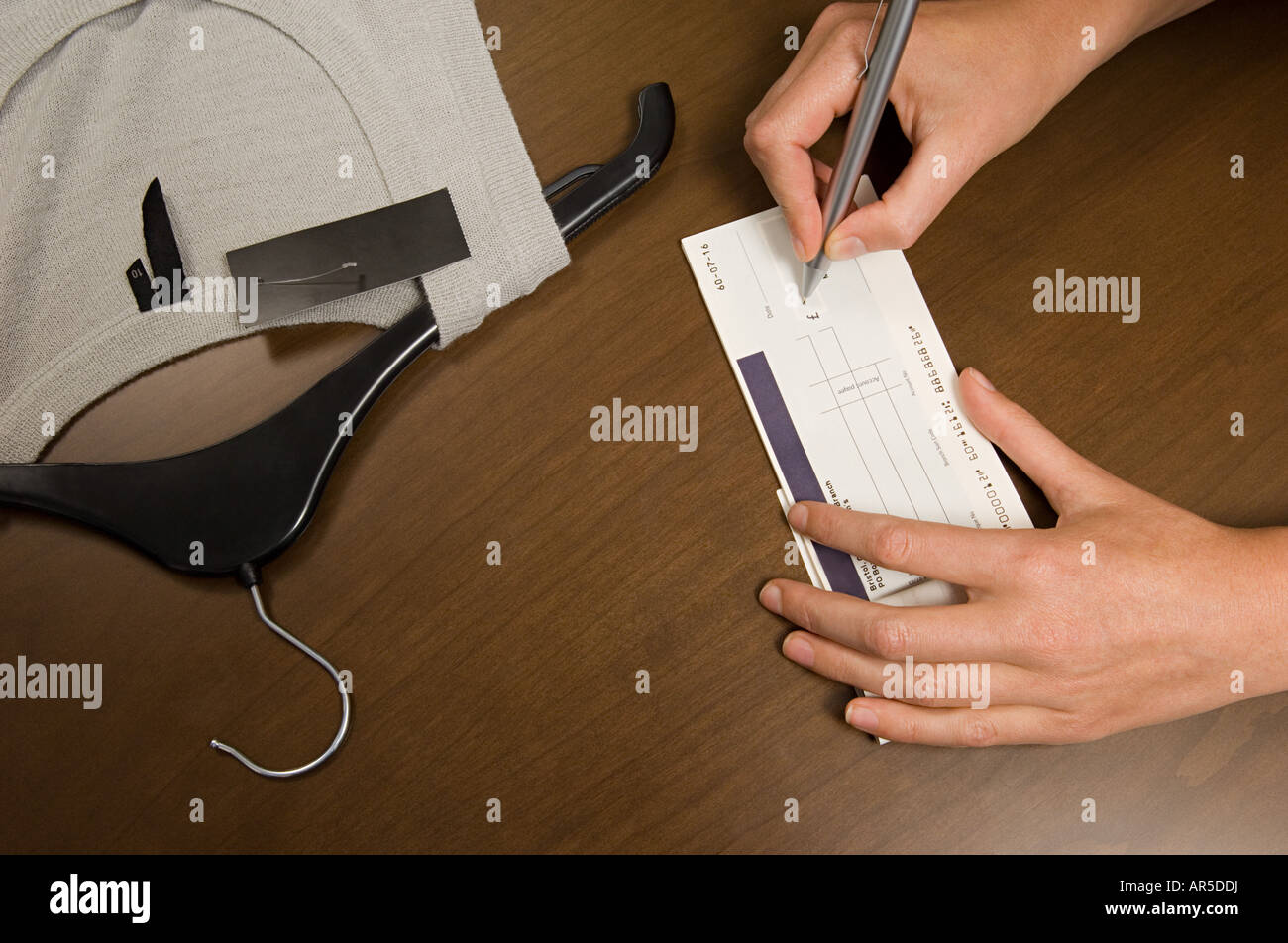 Writing cheque shop hi-res stock photography and images - Alamy