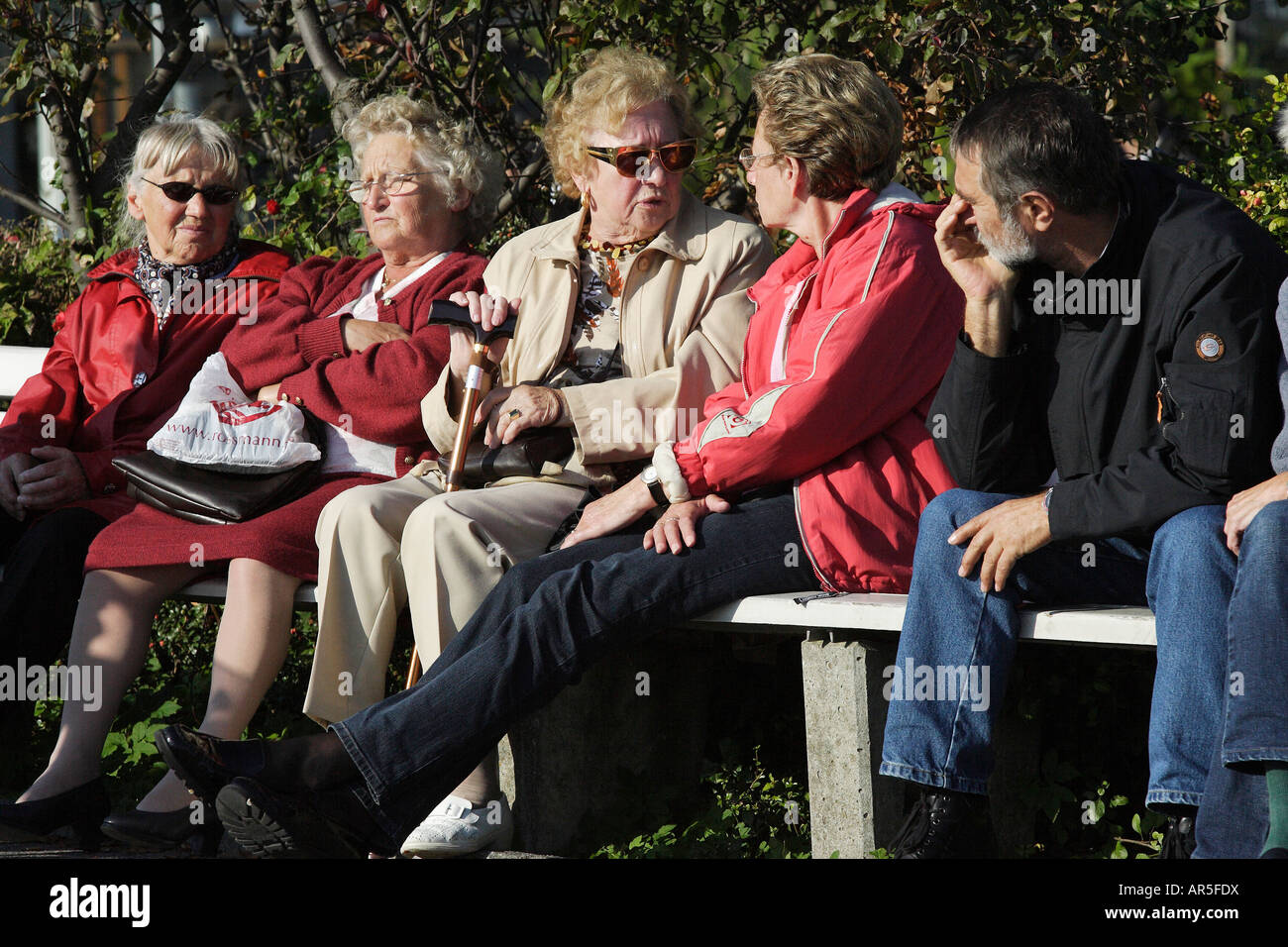 Elderly people sitting on a park bench Stock Photo - Alamy